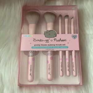 Pusheen | Makeup | Pusheen Cat Pretty Finish Makeup Brush Set With ...